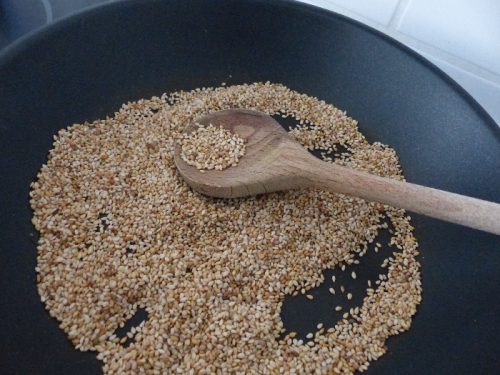 3 Best Ways to Toast Sesame Seeds | Organic Facts